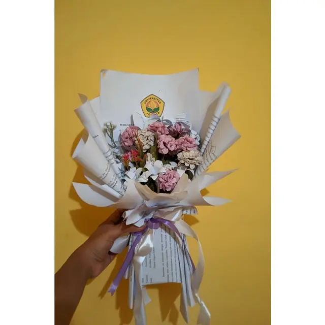 6 Potret Skripsi Diubah Jadi Buket Bunga Ini Unik, Hadiah Wisuda ...