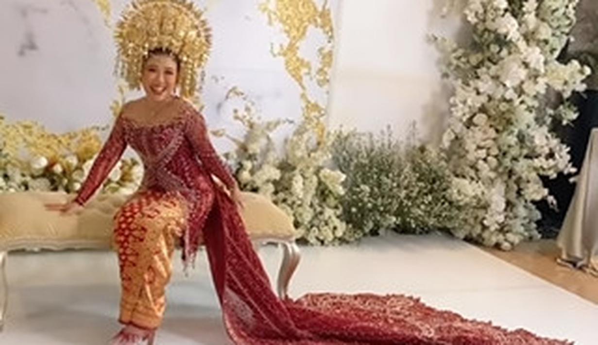 8 Potret Anggun Kiky Saputri yang Bertubuh Mungil Saat Kenakan Kebaya Merah dan Suntiang Megah ...