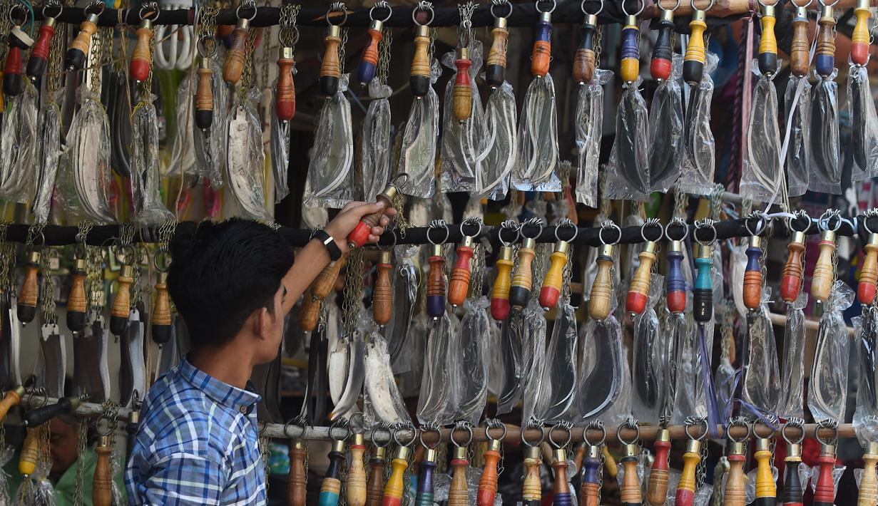 FOTO: Wujud Pisau Umat Syiah untuk Ritual Melukai Diri - Foto Liputan6.com