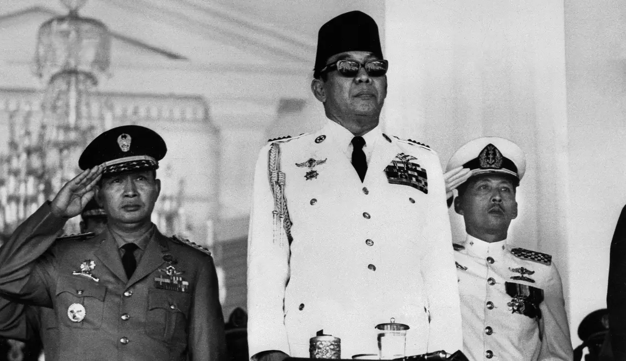 PHOTO: Ini Gaya Presiden RI Sukarno yang Berpeci dan Berkacamata Hitam ...