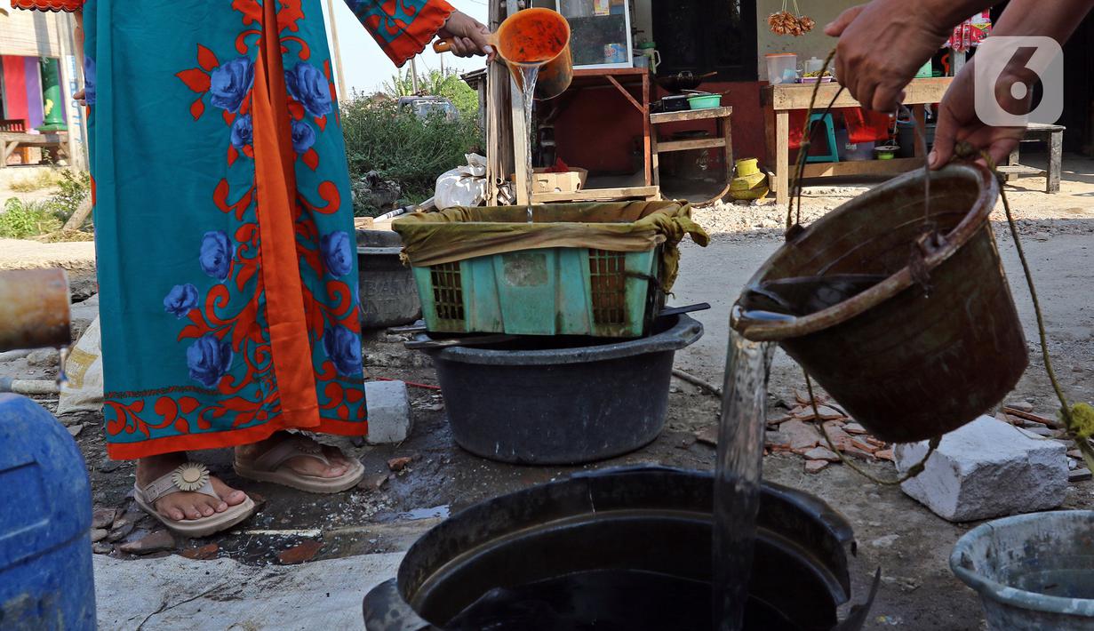 FOTO: Musim Kemarau, Air Tanah di Bekasi Berwarna Hitam - Foto Liputan6.com