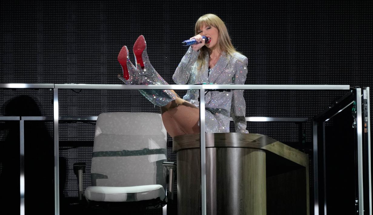 Taylor Swift Tampil Memukau Saat Awali The Eras Tour di State Farm Stadium