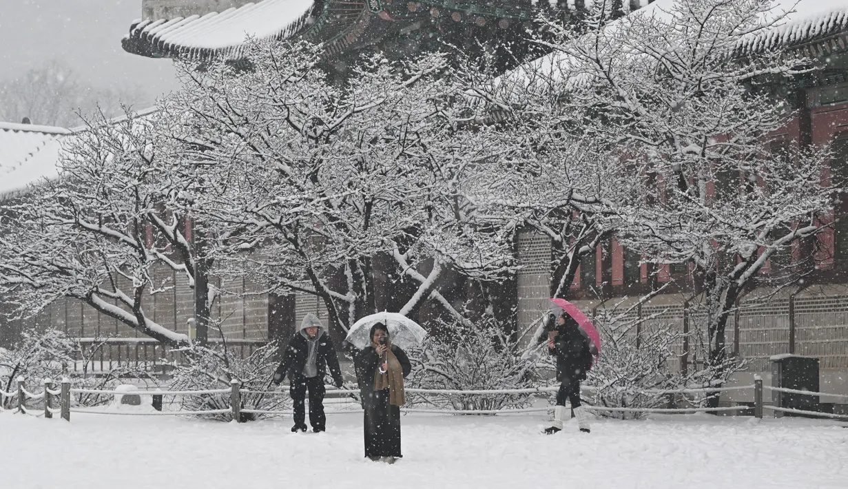 Suasana Salju di Istana Gyeongbokgung Korsel - Foto Liputan6.com