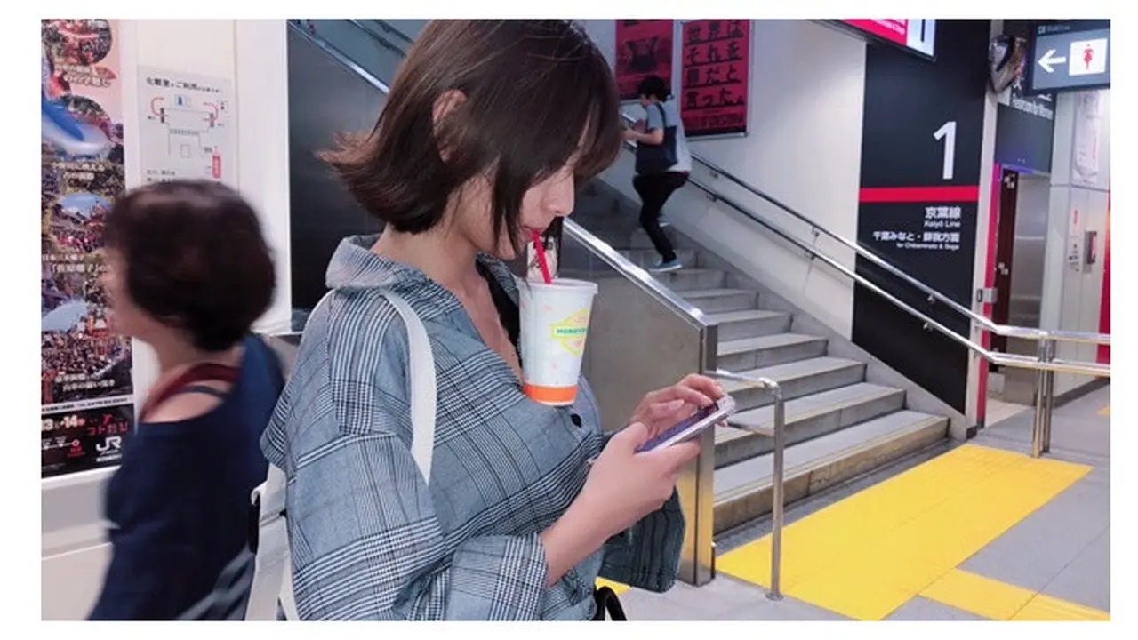 7 Potret Handsfree Bubble Tea Challenge yang Lagi Tren, Tertarik ...