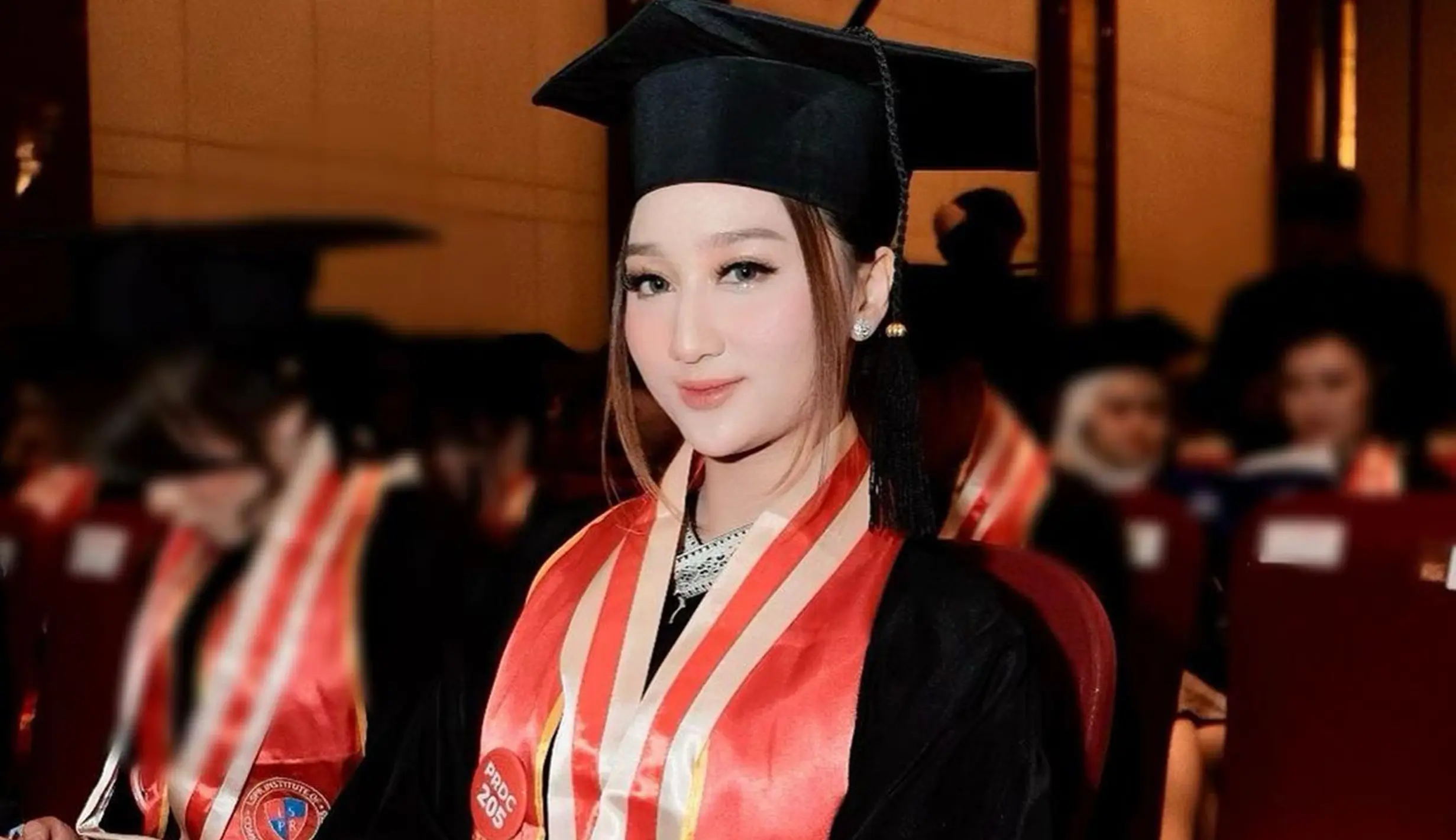Momen Wisuda Sandrina IMB, Resmi Sandang Gelar Sarjana Ilmu Komunikasi - Foto Liputan6.com