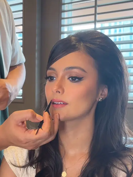 Potret Gaya Rambut Klasik Era 60-an Amanda Rawles, Makin Mirip Bule ...