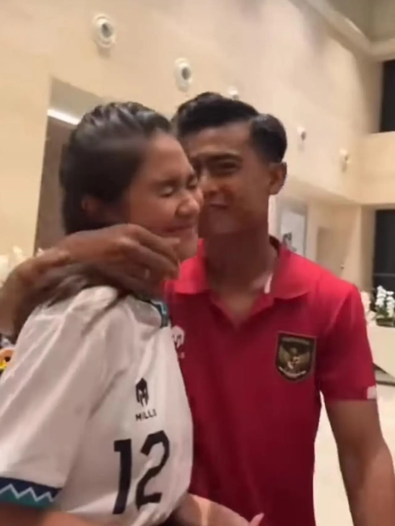 Resmi Menikah, Intip 7 Potret Azizah Salsha Salting Dicium dan Dipeluk ...