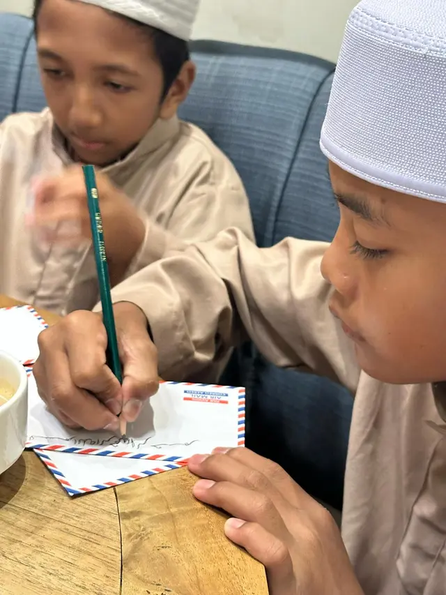 7 Potret Aurelie Moeremans Temani Anak Panti Asuhan Beli Baju Lebaran ...