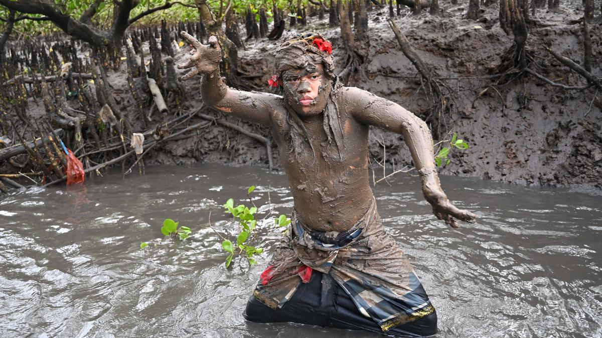 Mengenal Mebuug-Buugan, Tradisi Mandi Lumpur usai Nyepi di Bali - Foto ...