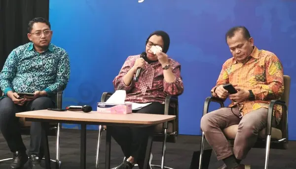 Aksi Berani Emak-Emak Kerudung Pink di Tengah Ricuh Demo Depan DPR Mencuri Perhatian - News ...