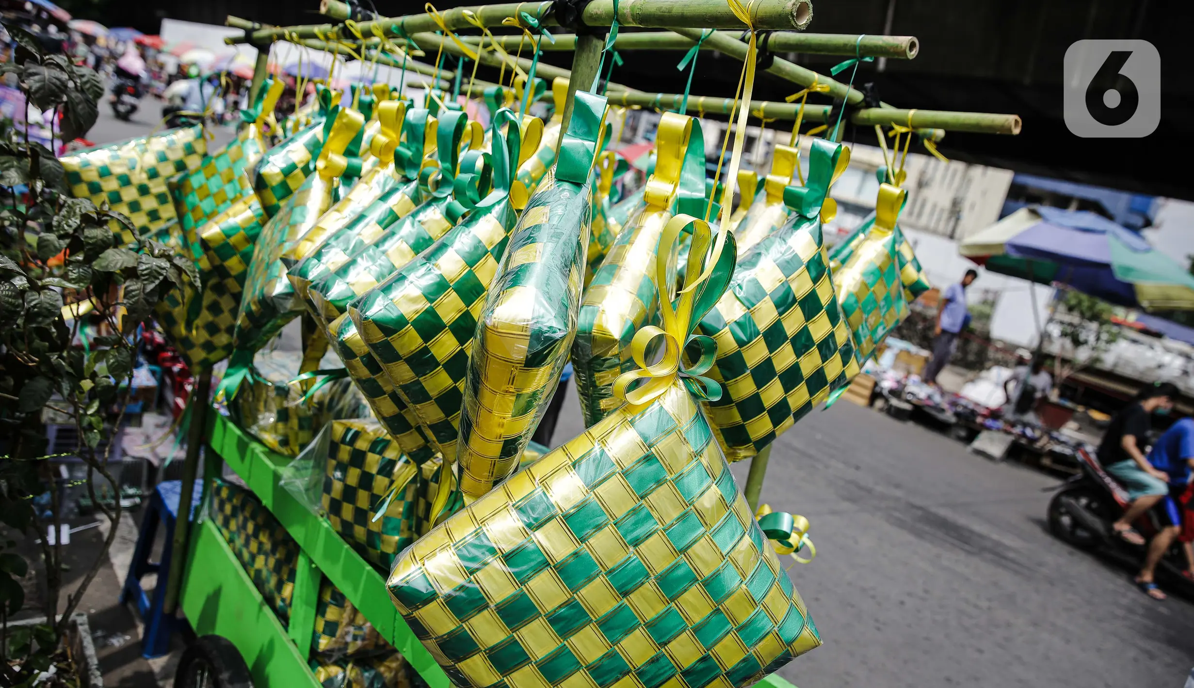 FOTO: Pernak-pernik Ketupat Hias Lebaran - Foto Liputan6.com