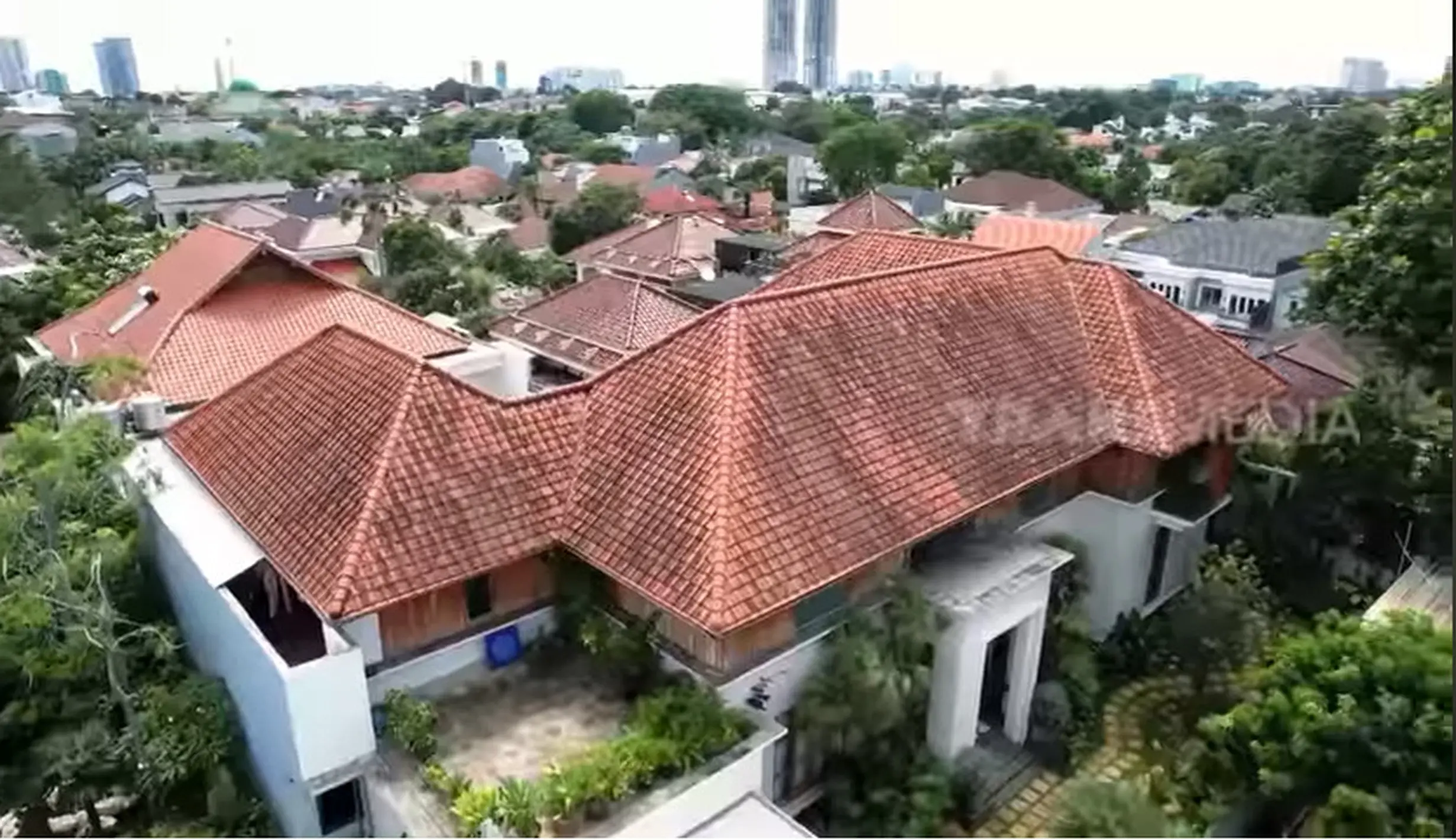 10 Potret Rumah Artis Senior Gladys Suwandhi, Separuh Dinding Kayu dan ...