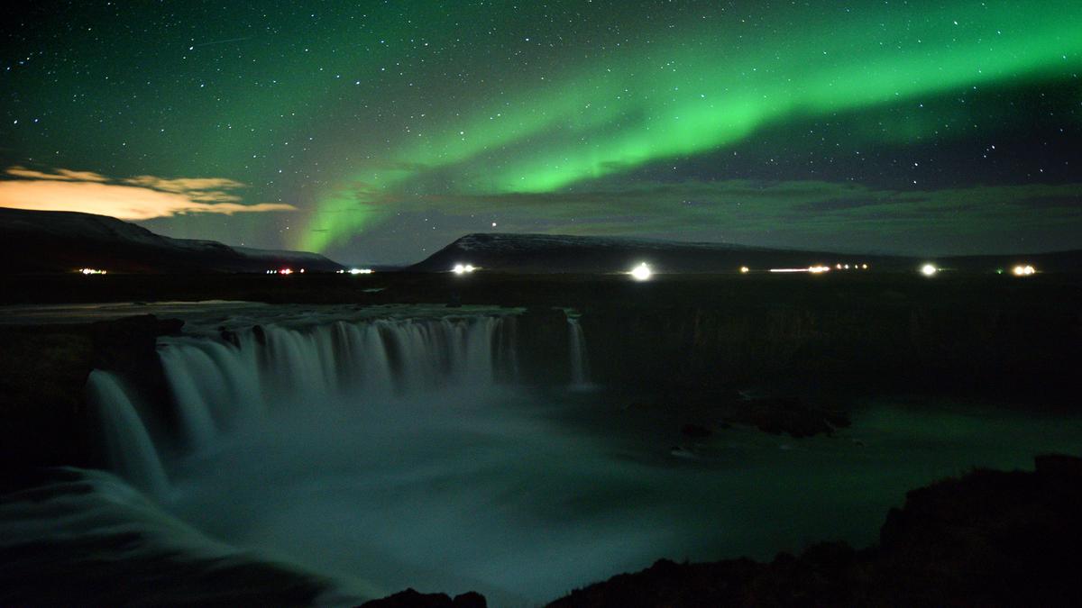 FOTO: Aurora Borealis Bikin Cantik Langit Malam Islandia - Foto ...