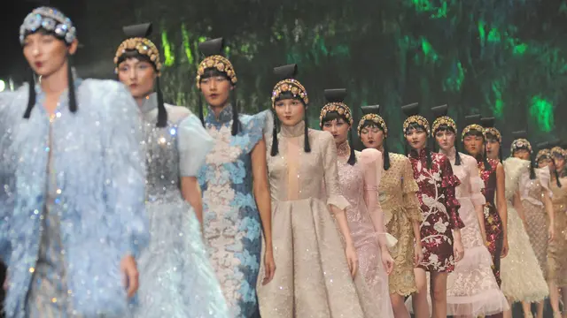 Sebastian Gunawan Hadirkan Koleksi Nuansa Keindahan Alam Tiongkok ...