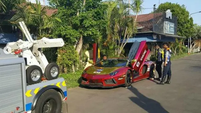 Melihat Potret Mobil Lamborghini yang Terbakar di Surabaya - Surabaya ...