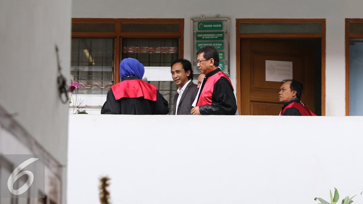 Piyu Umbar Senyum di Sidang Lanjutan Perceraian - Foto Liputan6.com