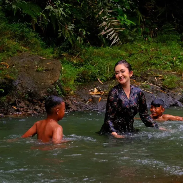 6 Potret Nafa Urbach Main di Sungai, Momen Makan Mi Hingga Keramas Curi Perhatian - Hot Liputan6.com