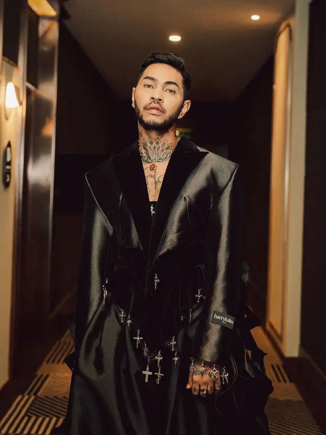 6 Fakta Onadio Leonardo Bintangi Film Hello Ghost: Cukur Jenggot dan ...