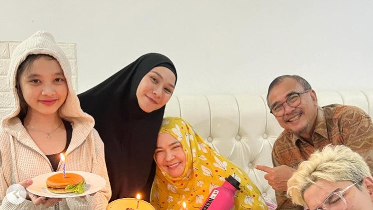 Potret Ulang Tahun Rafida Kamil Ibu Zaskia Adya Mecca ke-59, Kelihatan ...