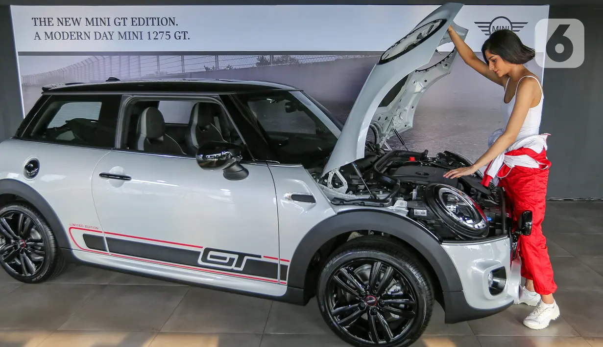 FOTO: Pose Model saat Peluncuran MINI GT Edition - Foto Liputan6.com