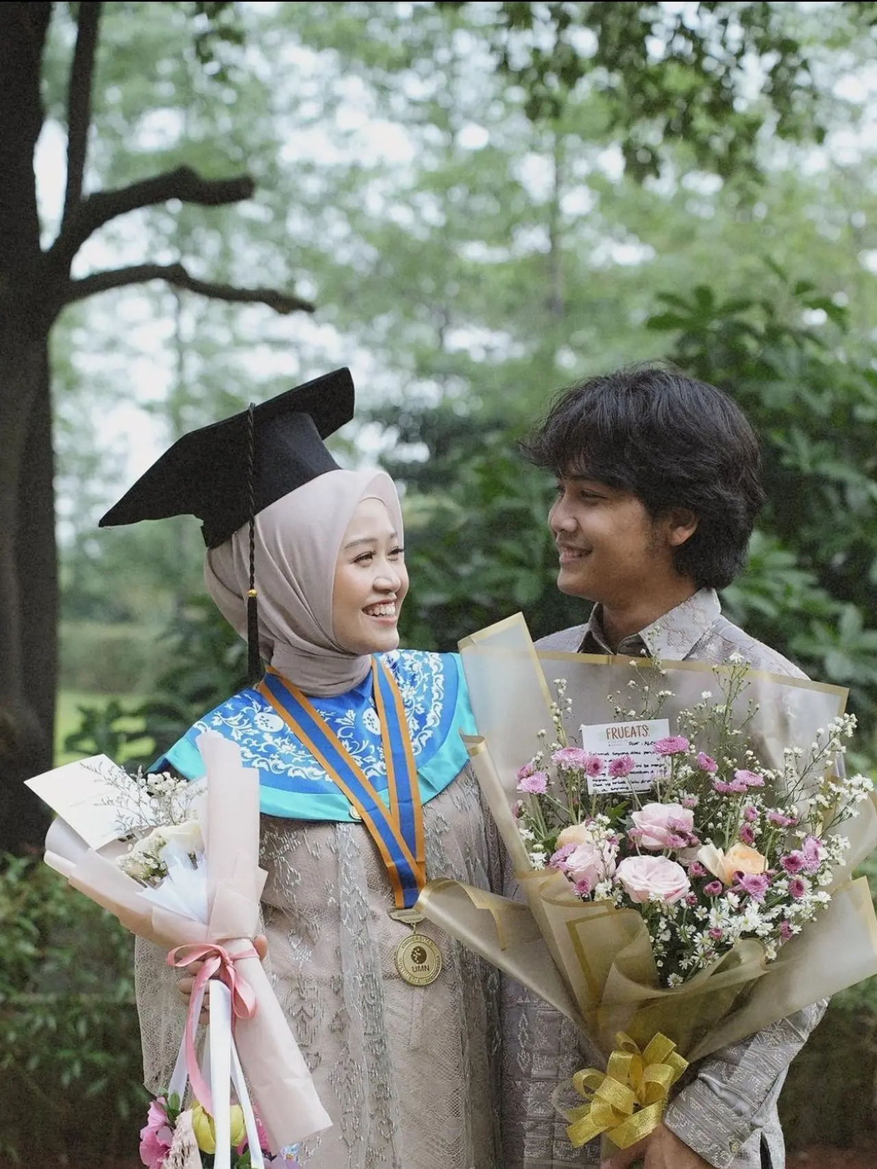 7 Potret Alca Octa Istri Bintang Emon Wisuda S2, Sempat Tertunda Tiga Tahun - Hot Liputan6.com