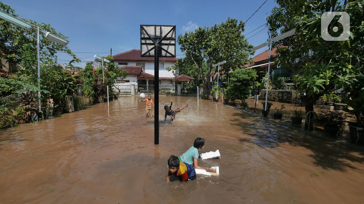 FOTO: Tanggul Jebol, Banjir Rendam Perumahan di Bekasi - Foto Liputan6.com