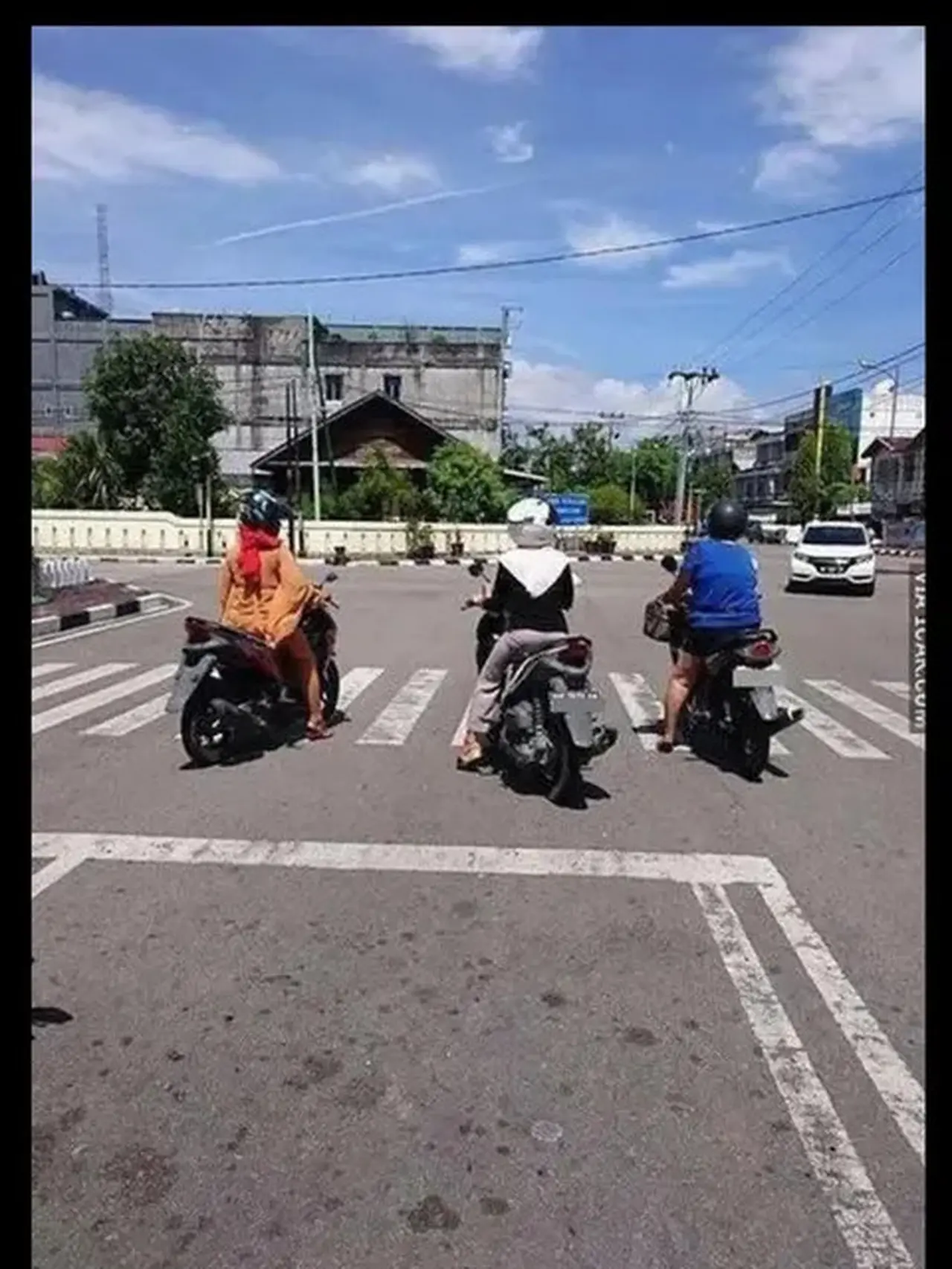 6 Potret Emak-Emak di Lampu Merah Bikin Tepuk Jidat, Penguasa Jalanan Beraksi - Hot Liputan6.com