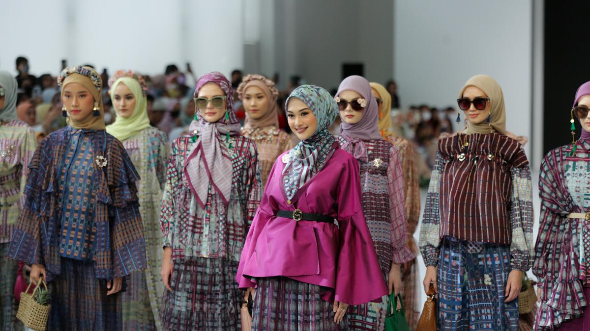 6 Potret Koleksi Indah Nada Puspita di Panggung JFW 2023 - Photo Fimela.com