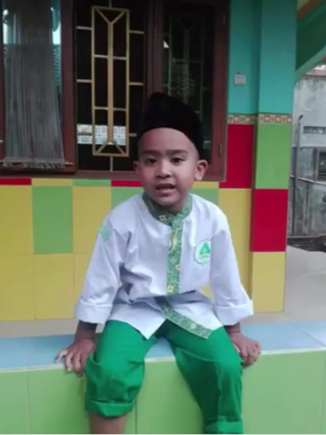 Alasan Ustaz Solmed Sekolahkan Anak ke Pesantren - ShowBiz Liputan6.com