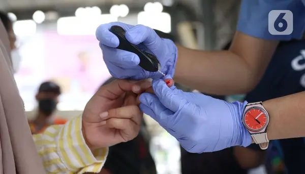 6 Potret Aksi Emak-emak di KRL Ini Bikin Tepuk Jidat, Ada yang Pernah Viral - Hot Liputan6.com