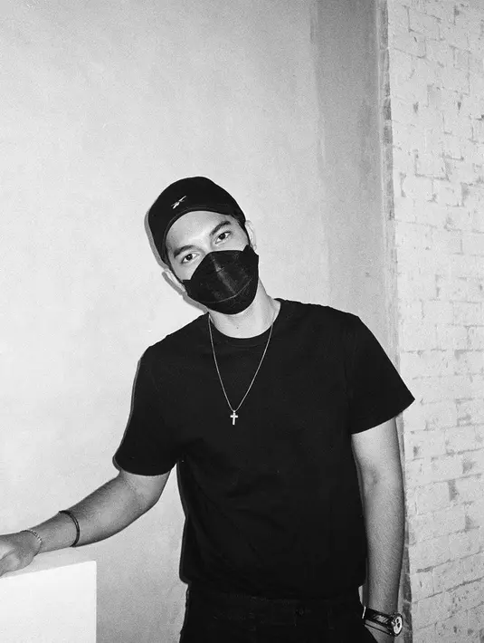 Gaya Junior Roberts Pakai Baju Kaus Warna Hitam, Simpel tapi Keren ...