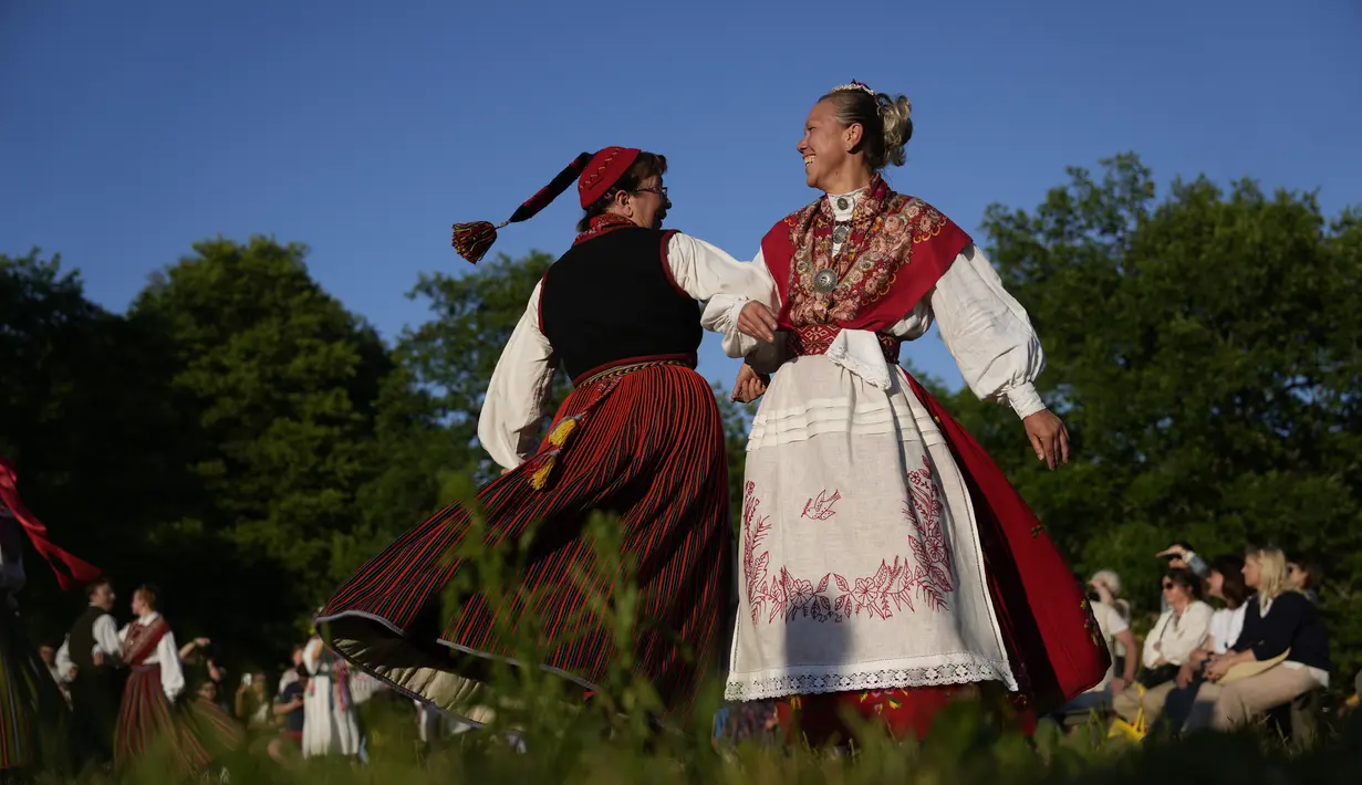 Keseruan Perayaan Midsummer Day di Estonia, Warga Menari Kenakan ...
