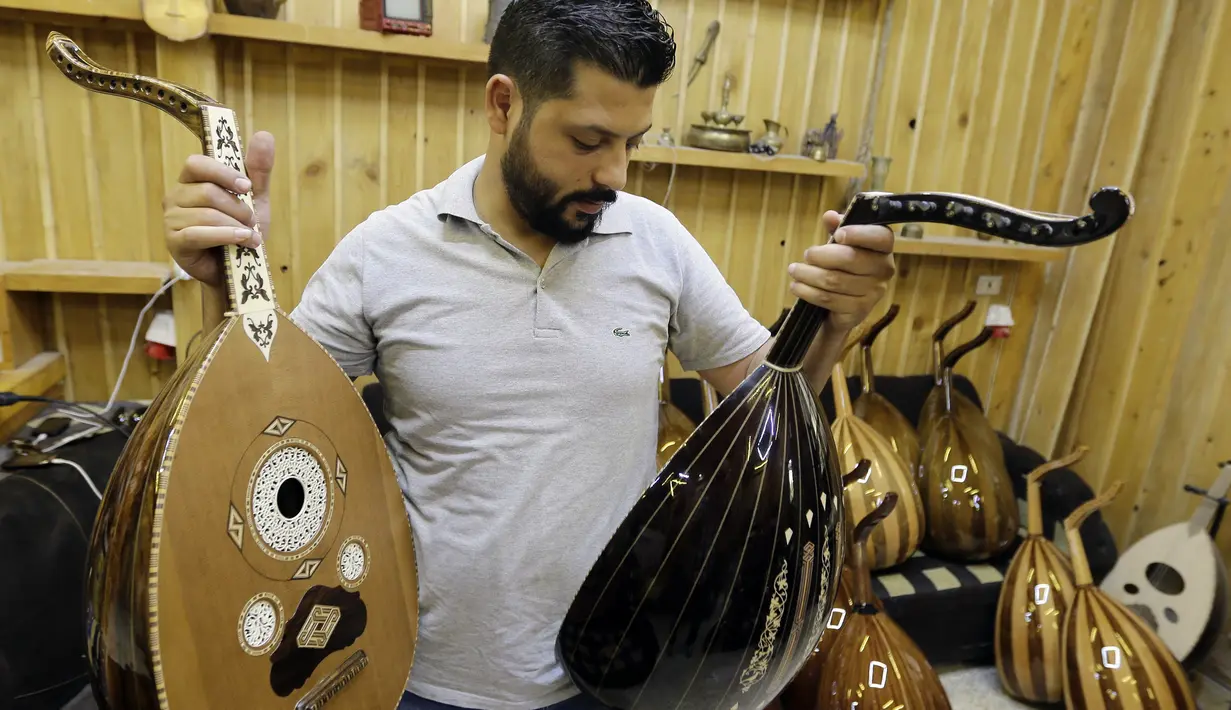 PHOTO: Melihat Proses Pembuatan Gitar Gambus di Suriah - Foto Liputan6.com