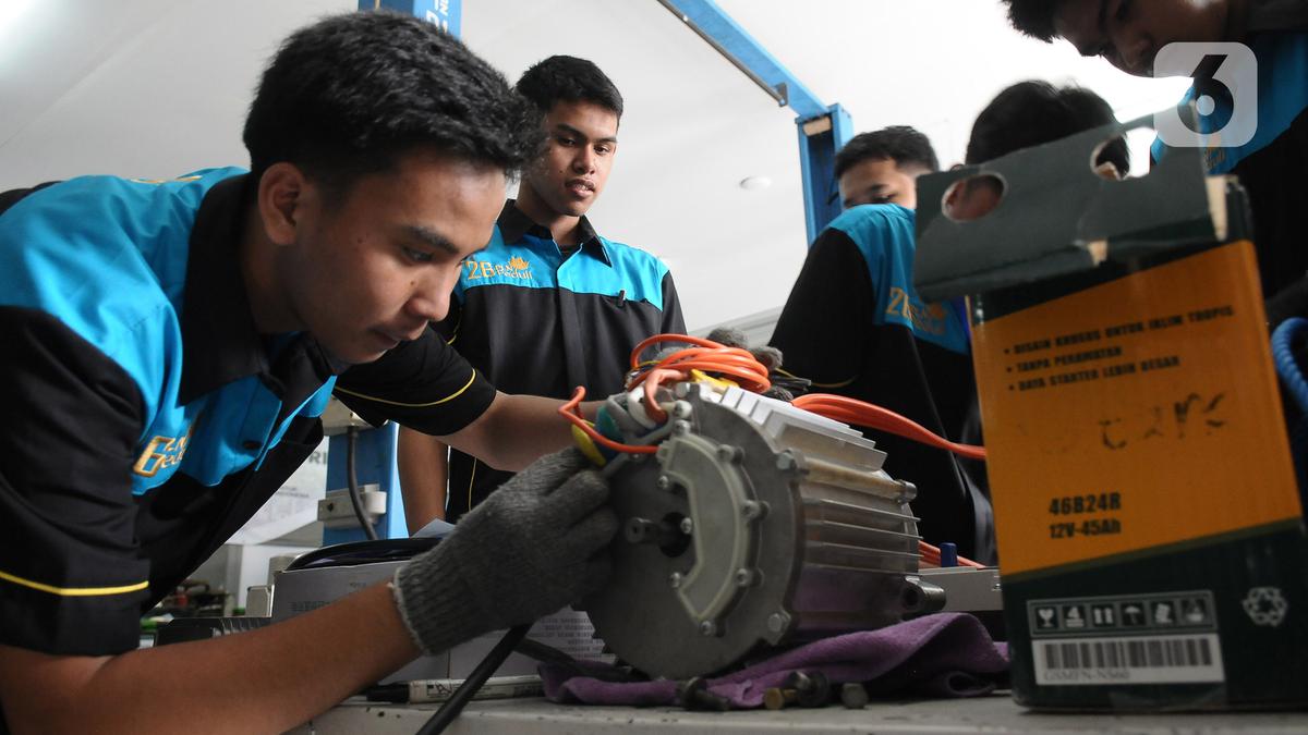 Pelajar SMKN 26 Jakarta Mengkonversi Mobil Listrik