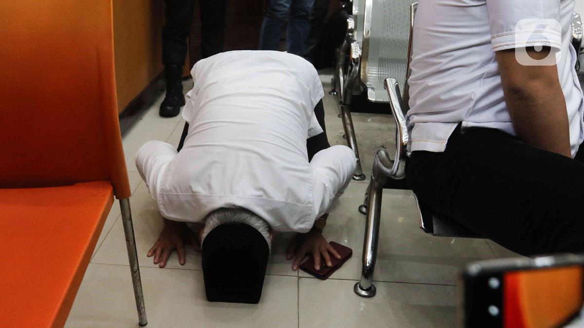 Sujud Syukur dan Tangis Keluarga AKBP Arif Rahman Usai Divonis 10 Bulan ...