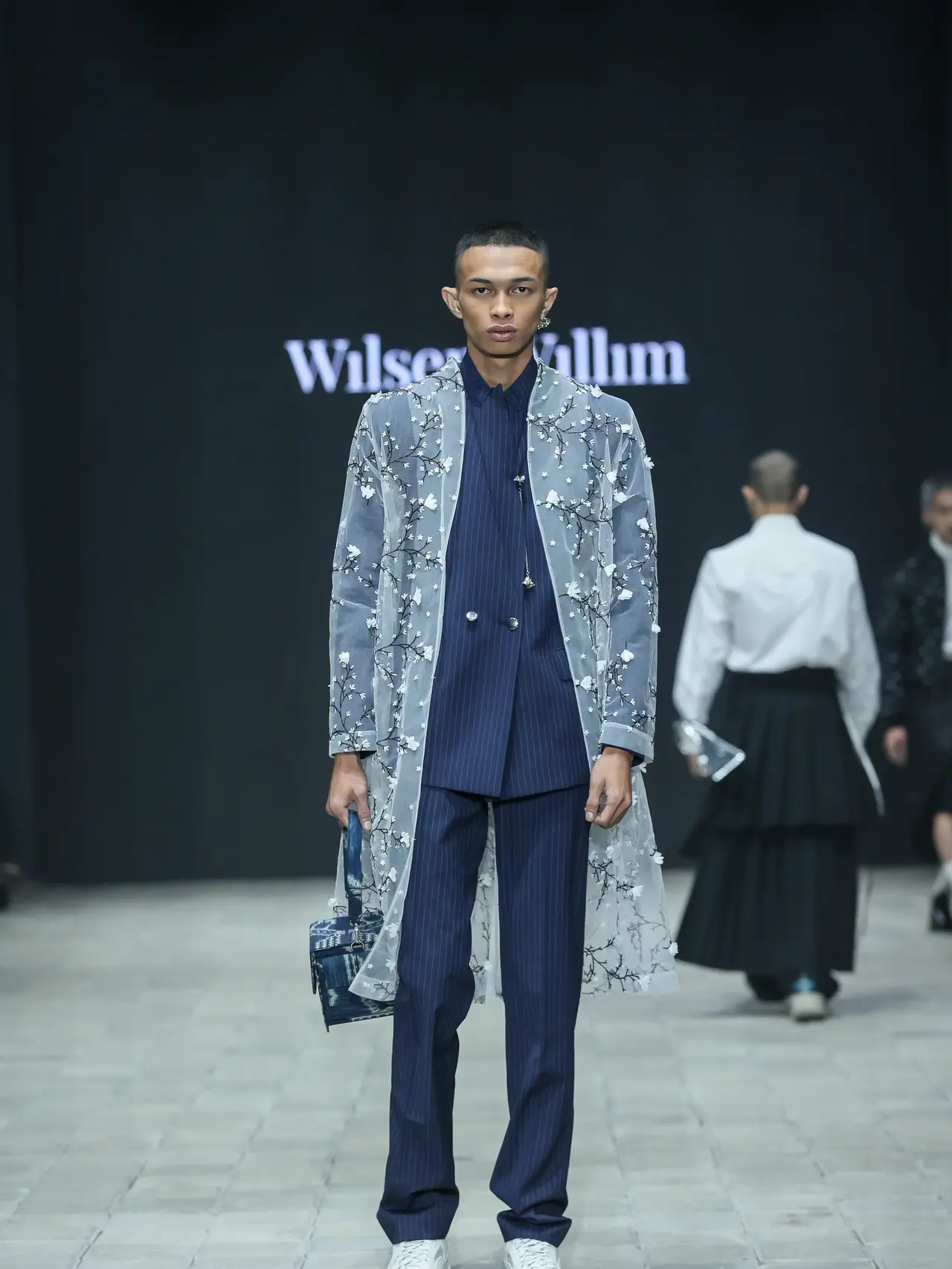 huMAN, Koleksi Busana Pria-Wanita 35 Look dari Wilsen Willim yang ...