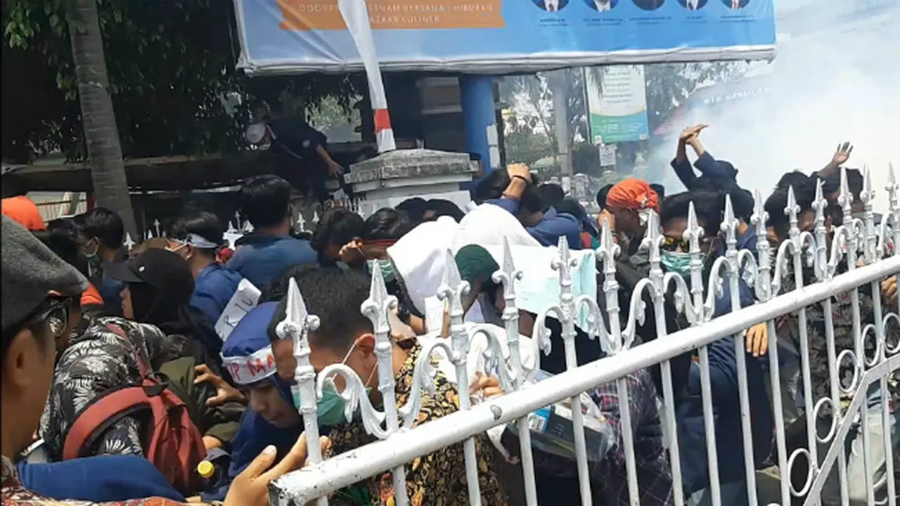 Rusak Gerbang DPRD NTB Saat Demo Agustus Silam, 6 Mahasiswa Ditetapkan Jadi Tersangka - Regional ...