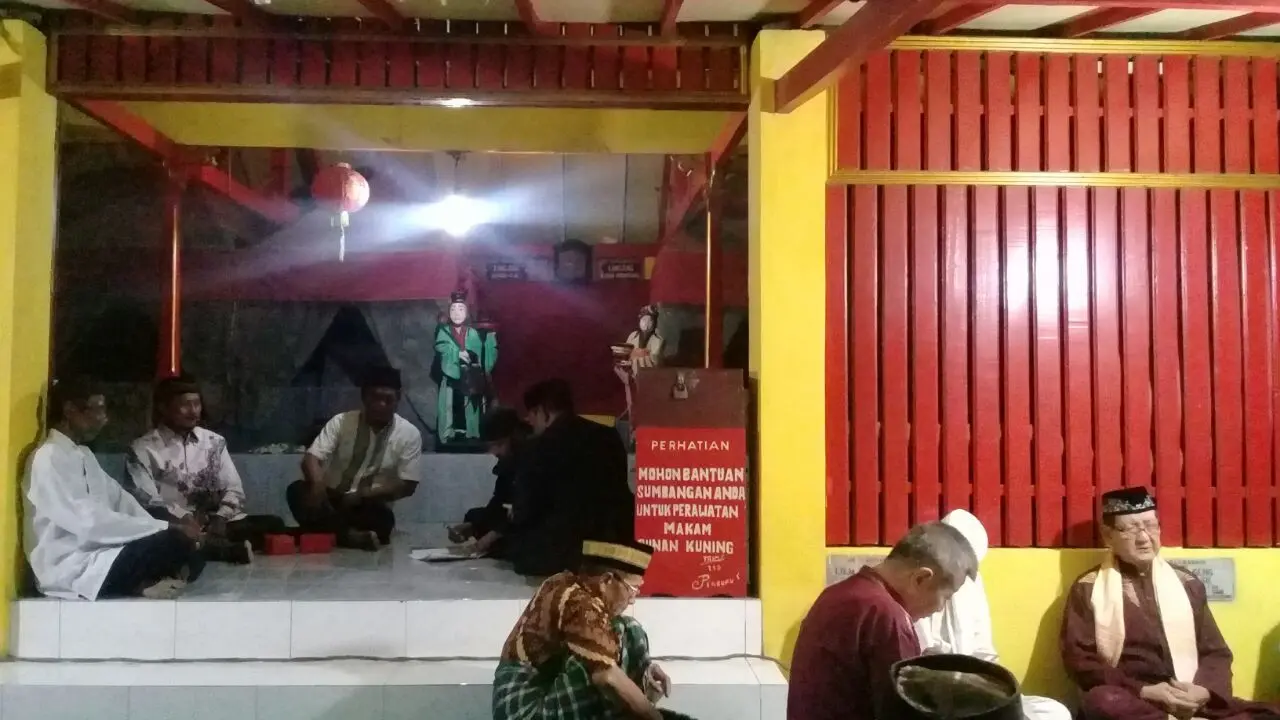 Saatnya ke Sunan Kuning untuk Ziarah Kubur dan Mengaji - Regional ...