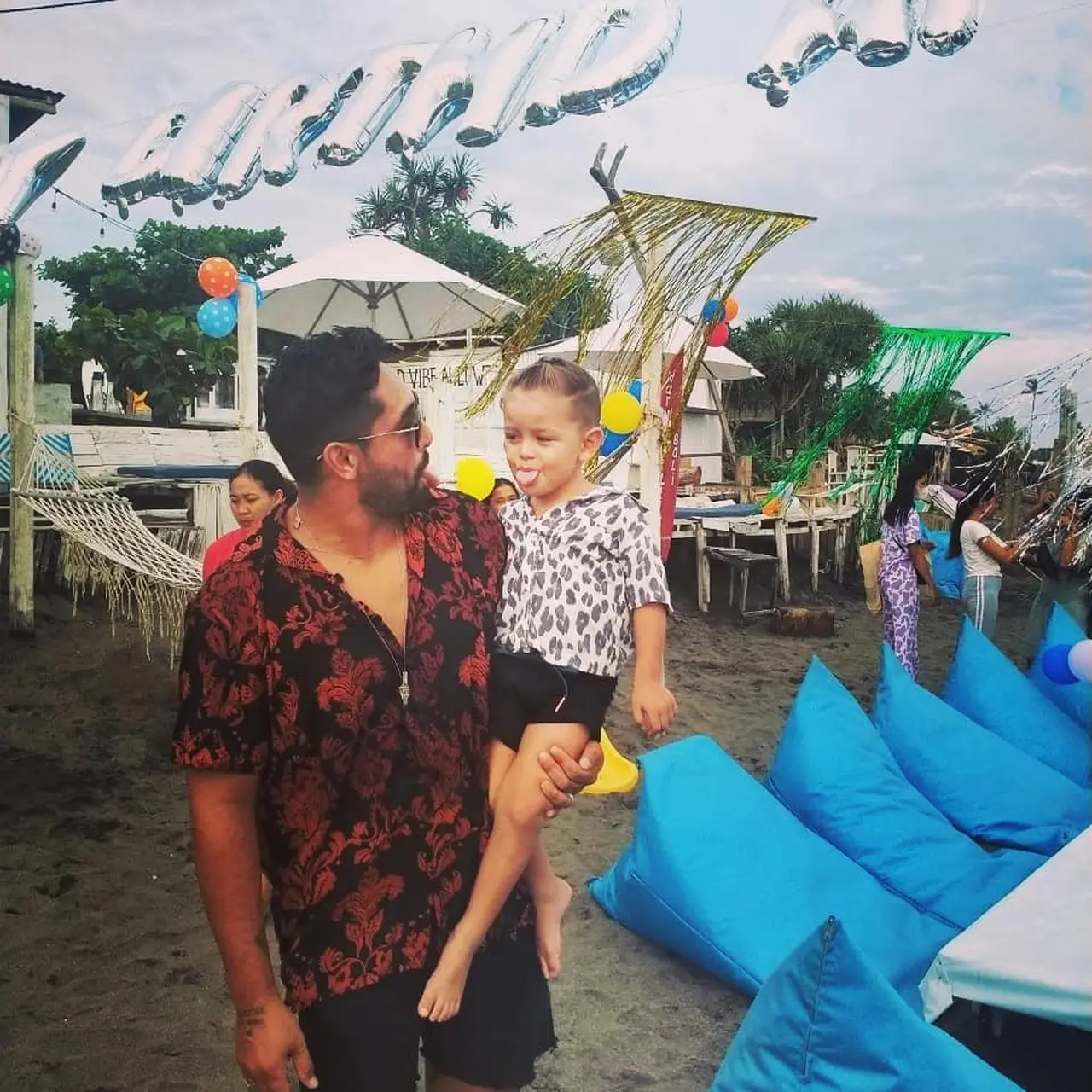 Tinggal di Bali, Ini 7 Potret Terbaru Gaston Castono Bersama Keluarga ...