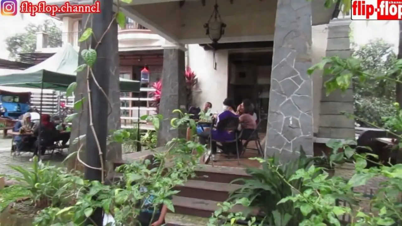 7 Potret Halaman Rumah Rano Karno yang Jadi Warung Si Doel - ShowBiz ...