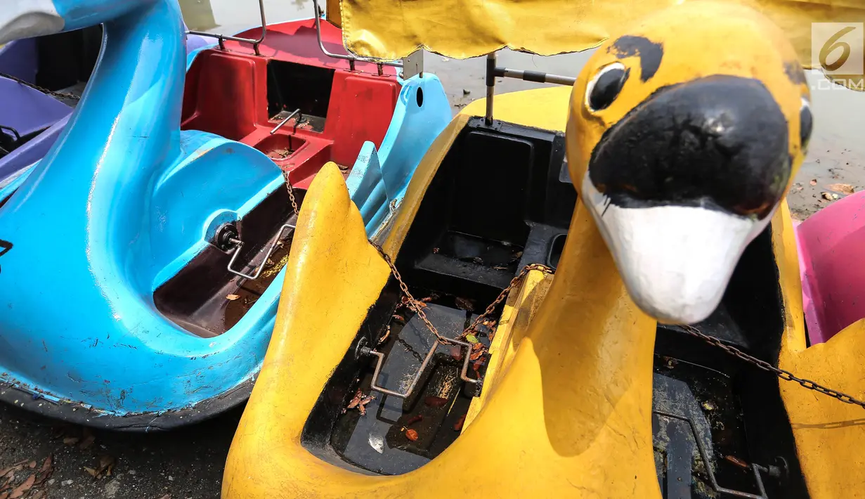 FOTO: Musim Kemarau, Danau TMII Surut dan Mengering - Foto Liputan6.com