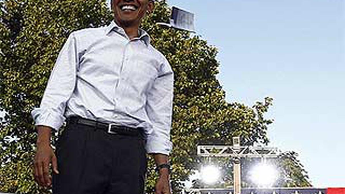 Wah, Obama Dilempar Buku