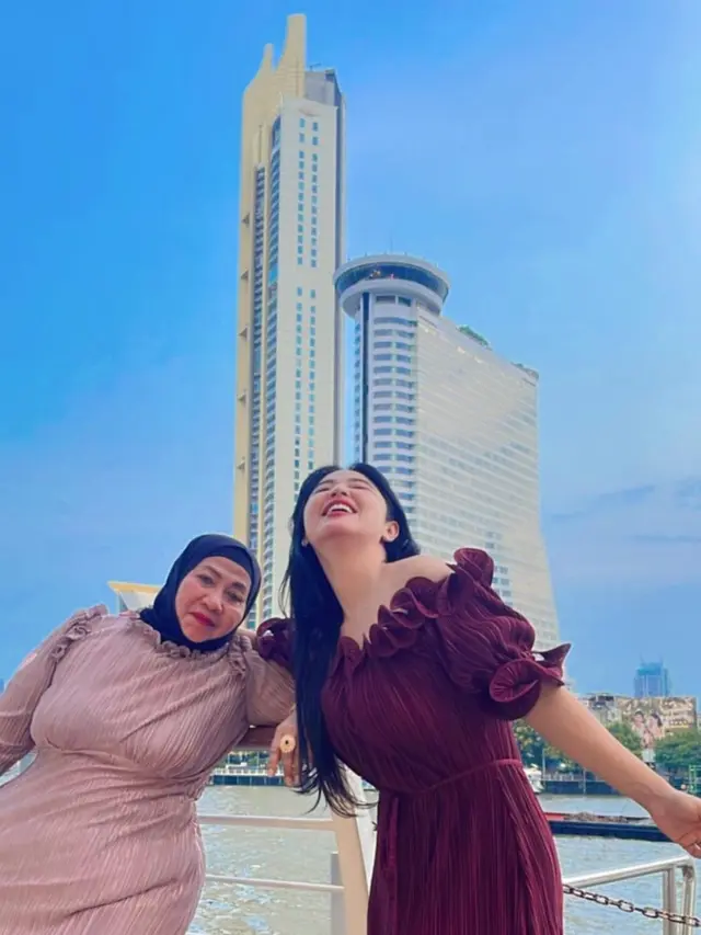 7 Potret Terbaru Dewi Perssik Pasca Oplas Mata, Wajah Bengkak Jadi Sorotan - Hot Liputan6.com