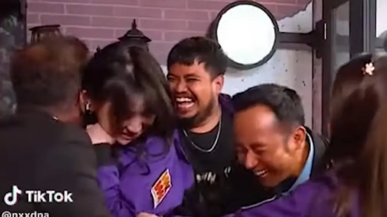 Viral Pelawak Jarwo Kwat Peluk Chateez di Acara Komedi, Begini ...