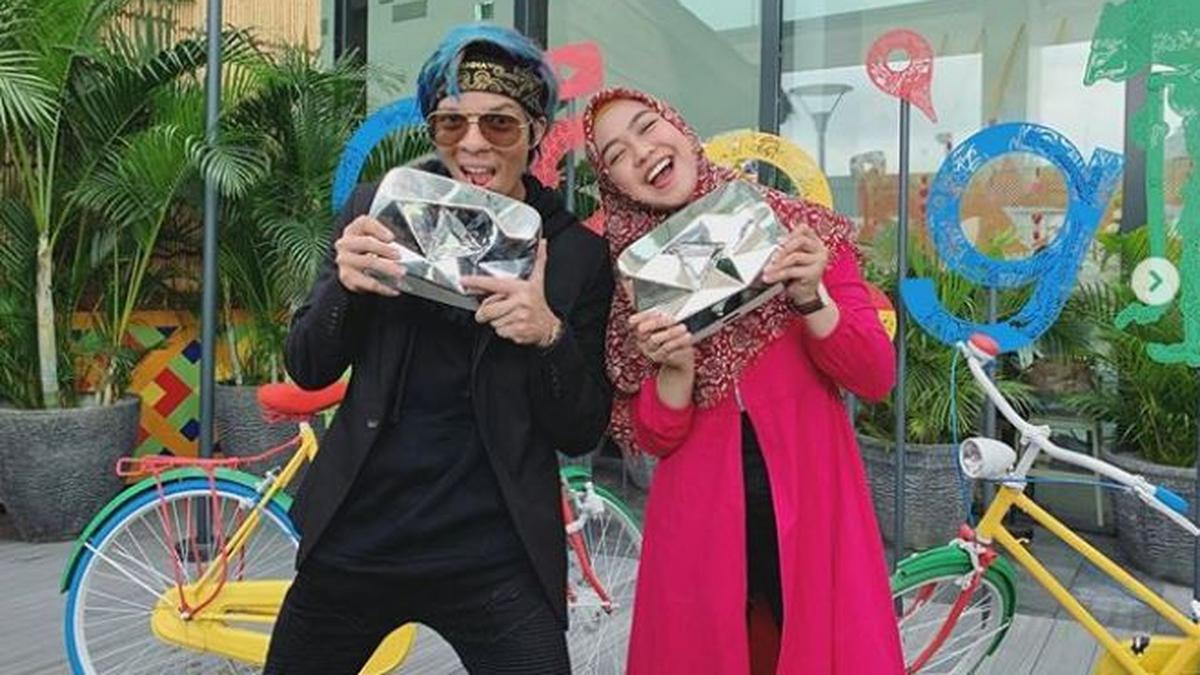 Lampaui 10 Juta Subscribers, Atta Halilintar dan Ria Ricis Terima ...