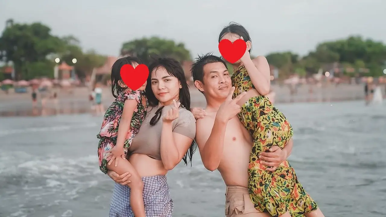 Ko Apex Pamer Potret Gendong Dinar Candy saat Main ke Pantai Bareng ...