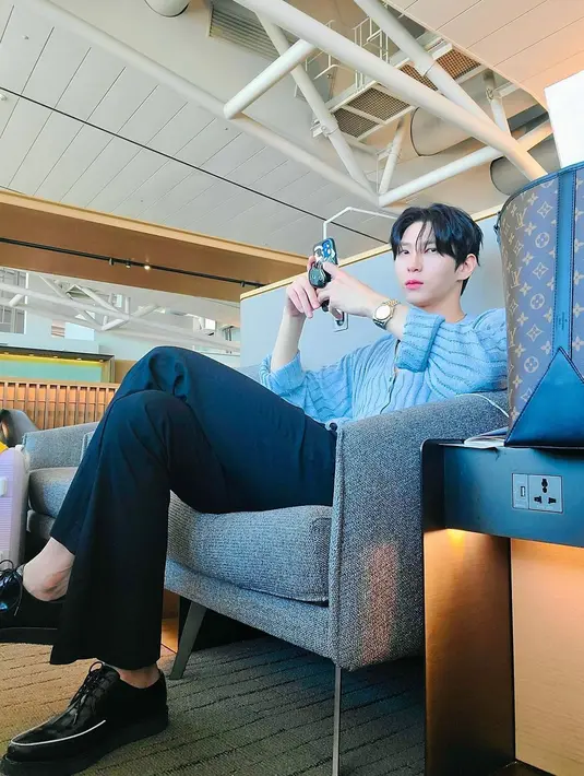 Ulang Tahun ke-31, Potret Pesona Leo VIXX yang Kian Bersinar - Foto ...