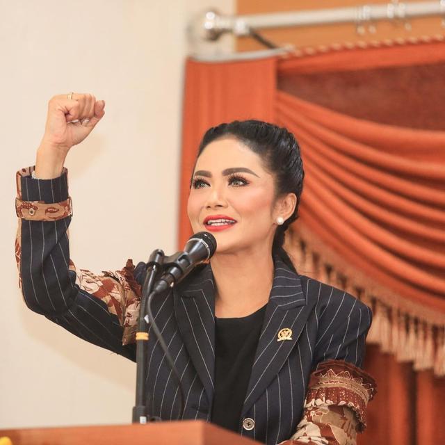 6 Potret Krisdayanti Jadi Dosen Tamu di UB, Bikin Mahasiswa Jadi Semangat - Hot Liputan6.com