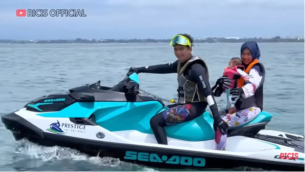 6 Potret Ria Ricis dan Teuku Ryan Ajak Baby Moana Naik Jetski, Dihujat Netizen - Hot Liputan6.com