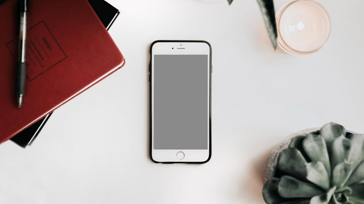 11 Arti Mimpi Handphone Rusak yang Bikin Khawatir